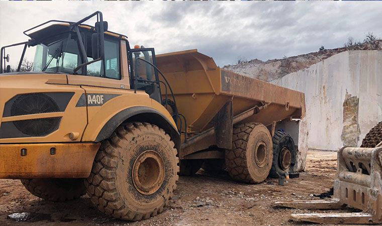 Karabük'te mermer ocağında kamyon lastiği patladı: 2 işçi yaralı - Son ...