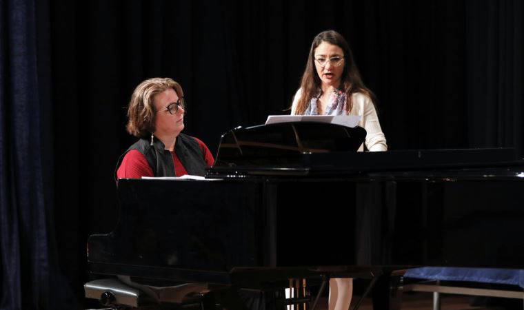 Grammy ödüllü sanatçı Kristin Roach İzmir'de öğrencilerle buluştu - Son ...
