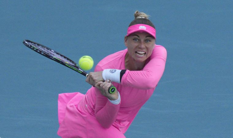 Rus Tenisçi Vera Zvonareva 'savaşa hayır' yazılı şapkasıyla maça çıktı ...