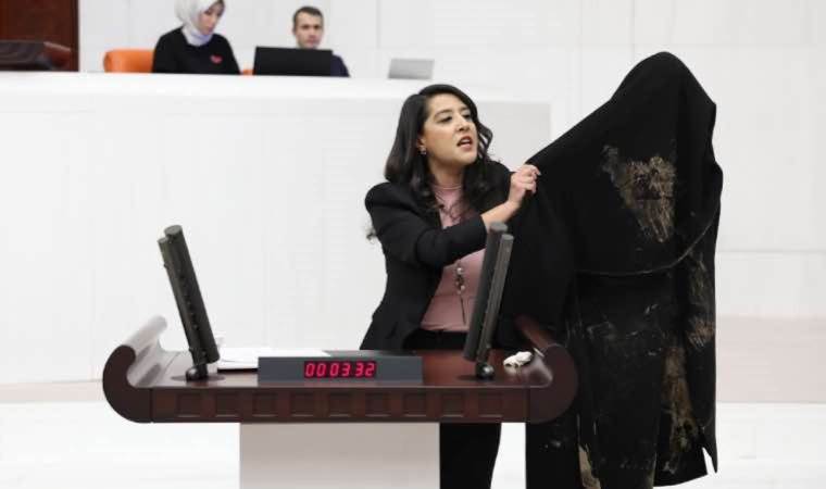 EMEP'li Sevda Karaca çamurlu paltosunu Meclis'e getirdi: 'Yoksul eti ...