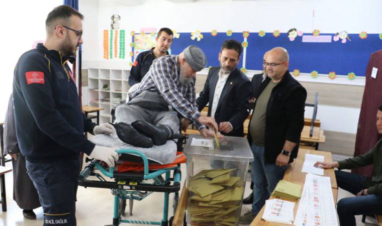 87 yaşındaki yurttaş oy kullanmaya ambulansla geldi - Son Dakika ...