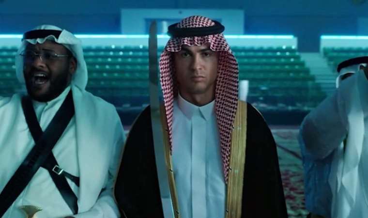 Ronaldo, Arap kıyafetleri giydi: Takım arkadaşlarıyla birlikte kılıç ...