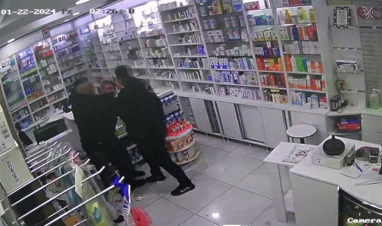 Nöbetçi eczanede bıçaklı saldırı: 'Her yer kan içindeydi...' - Son ...