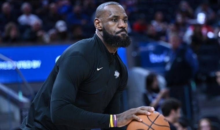NBA'de 40 yaşındaki LeBron James, bir maçta 42 sayı kaydederek tarihe ...