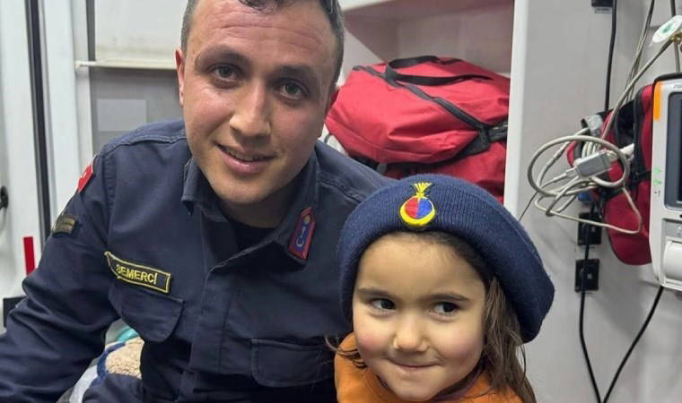 4 yaşındaki Hira ormanda ağacın dibinde otururken bulundu - Son Dakika ...