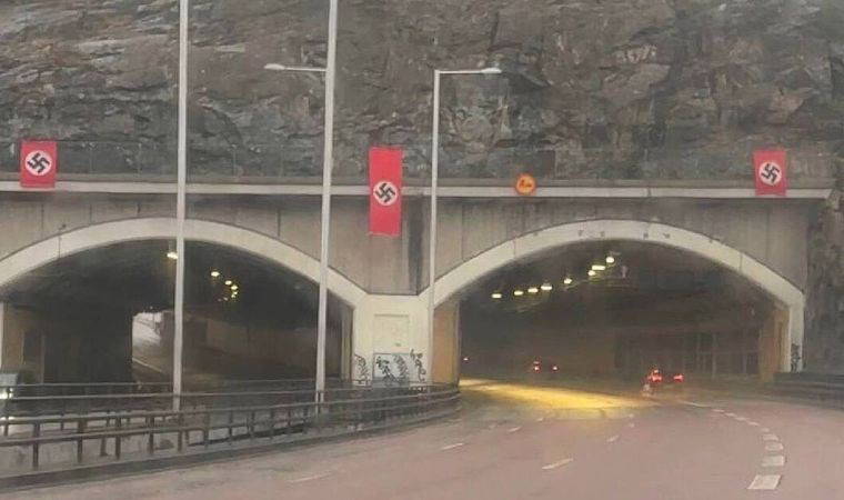 Hitler’in doğum gününde otoyol girişine Nazi bayrağı asıldı - Son ...