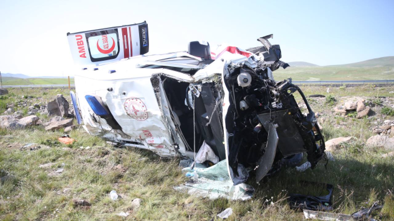Kars'ta ambulans şarampole devrildi: Yaralılar var! - Son Dakika ...